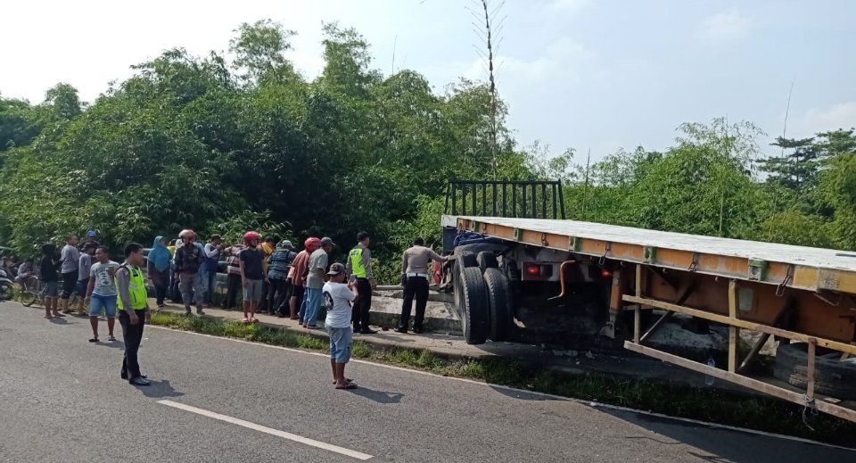 Laka Tunggal di Jombang, Truk Trailer Menggantung di Atas Sungai ... Laka Tunggal di Jombang, Truk Trailer Menggantung di Atas Sungai ...